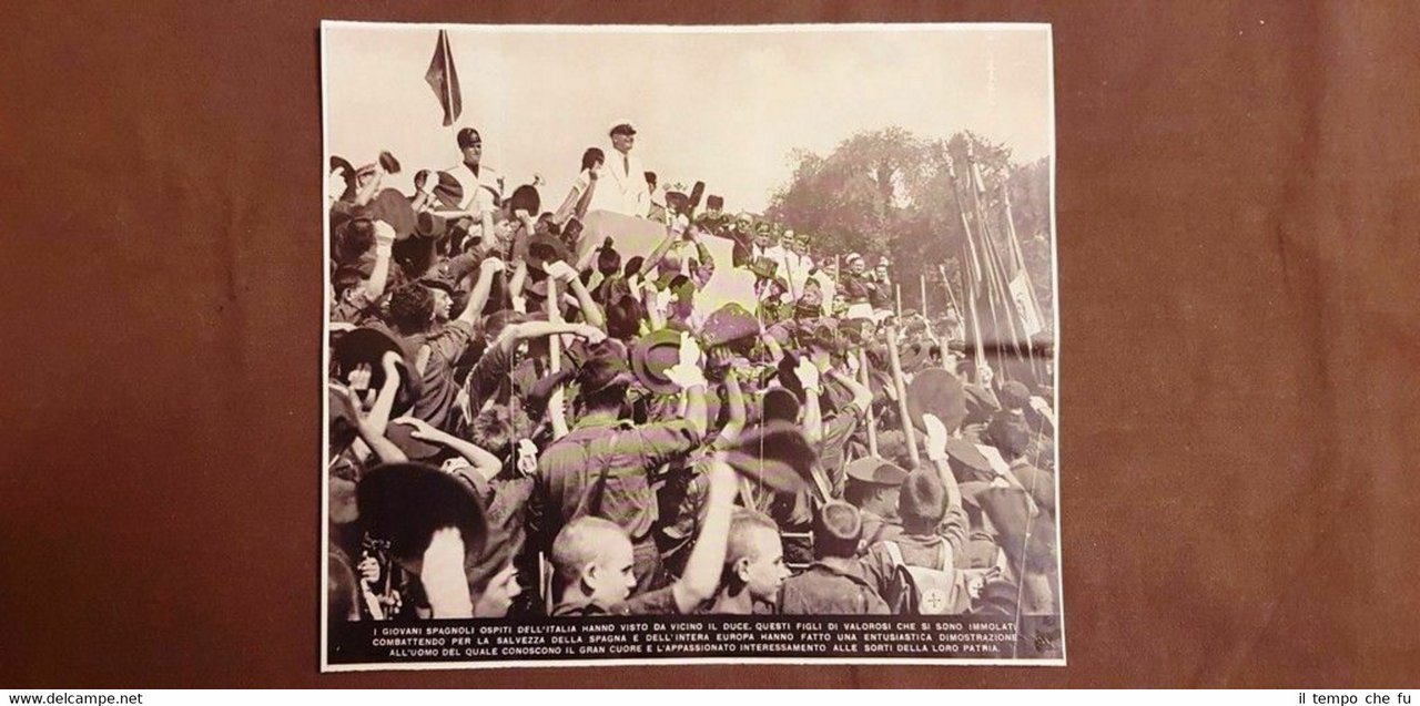 Roma nel 1937 Giovani spangoli acclamano il Duce Benito Mussolini WW2 ...