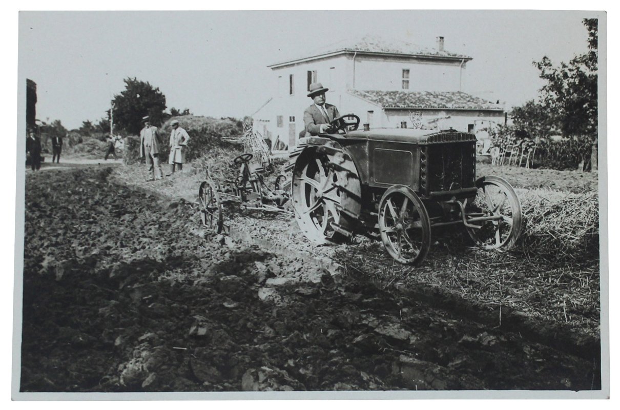 MUSSOLINI SUL TRATTORE vera foto formato cartolina (ANNI '20) - Libro